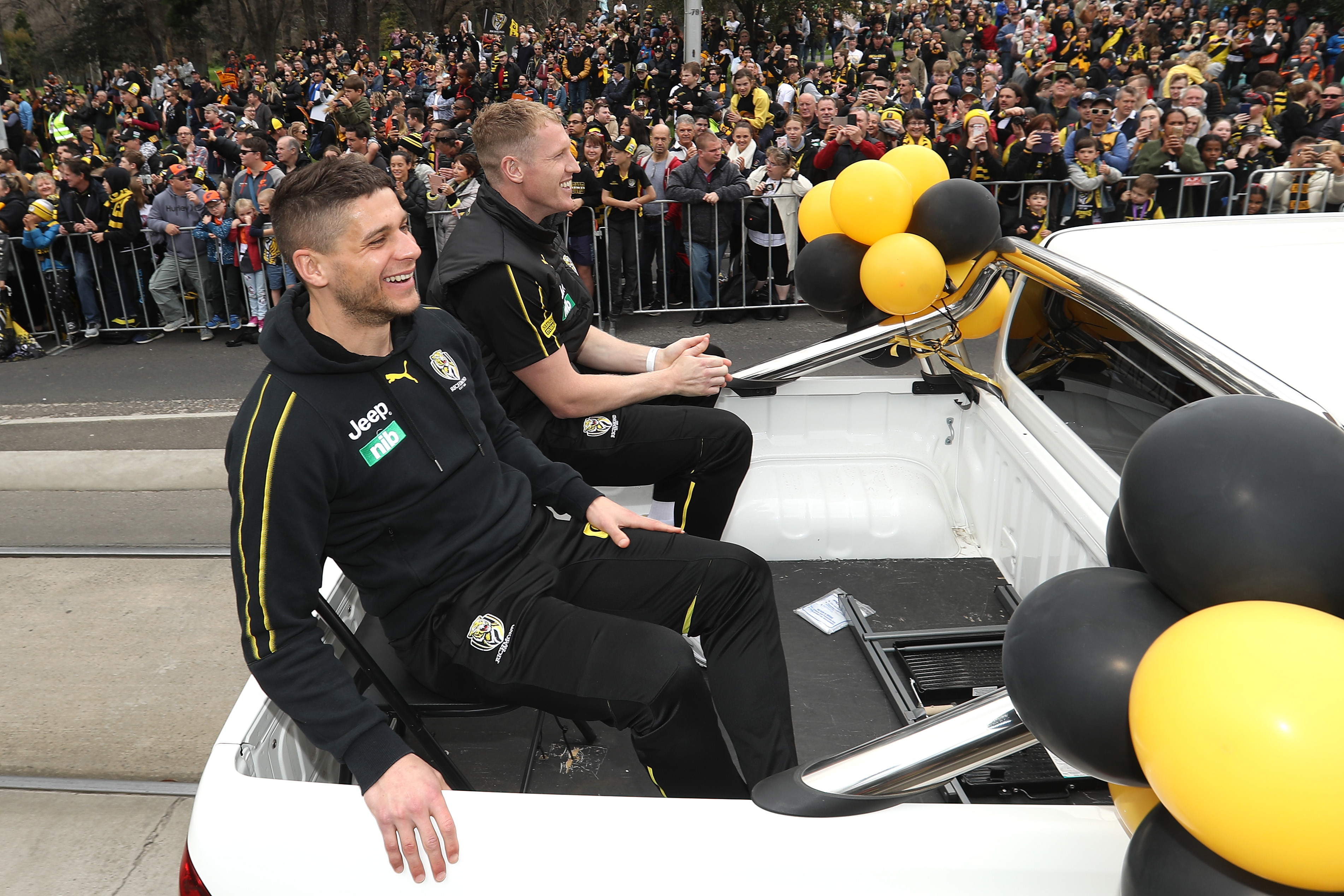 Melbourne painted yellow and black for Grand Final parade