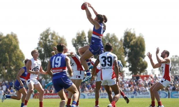 Luke Beveridge says Dogs the 'great unknown' of 2016